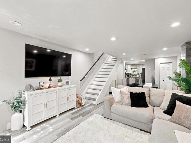 2952 S Sydenham