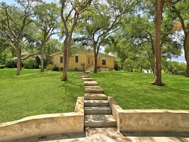 295 Oak Creek Cir, Luling, TX 78648