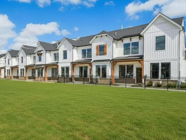 295 Lantana Dr, Brighton, MI 48116