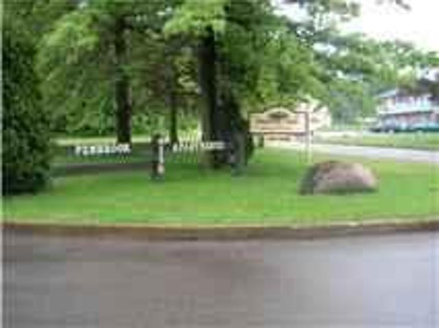 $295 Studio Apartments Austintown map