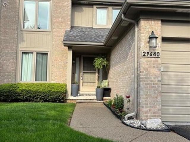 29640 Vista Ct, Farmington Hills, MI 48331