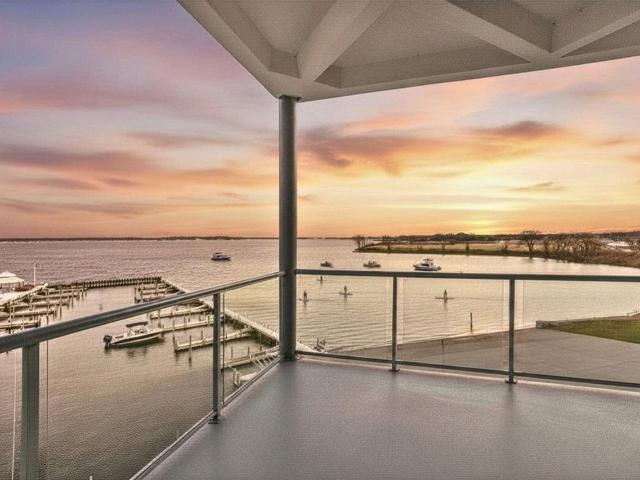 2964 Lakeshore Drive # E403