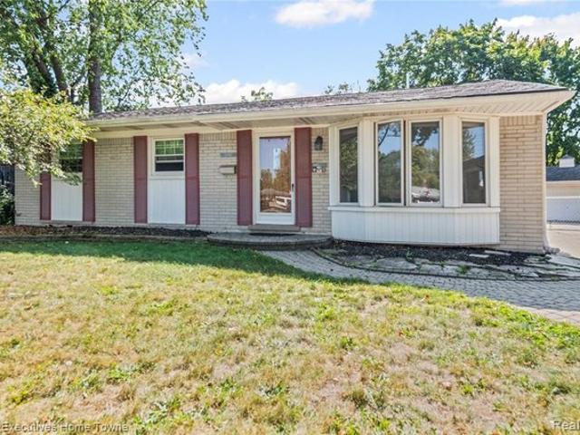 29667 Newport Dr, Warren, MI 48088