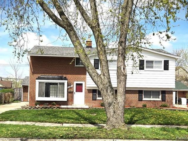 29600 Pickford St, Livonia, MI 48152