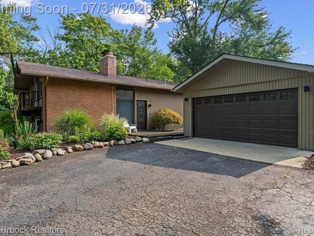 29630 Sugar Spring Rd, Farmington Hills, MI 48334