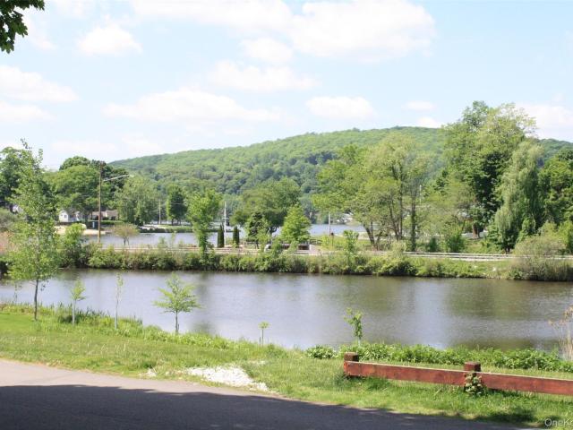 296 Lakeshore Drive E