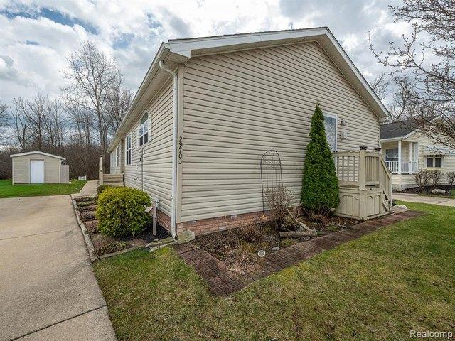 29703 Vinewood Ln, Gibraltar, MI 48173
