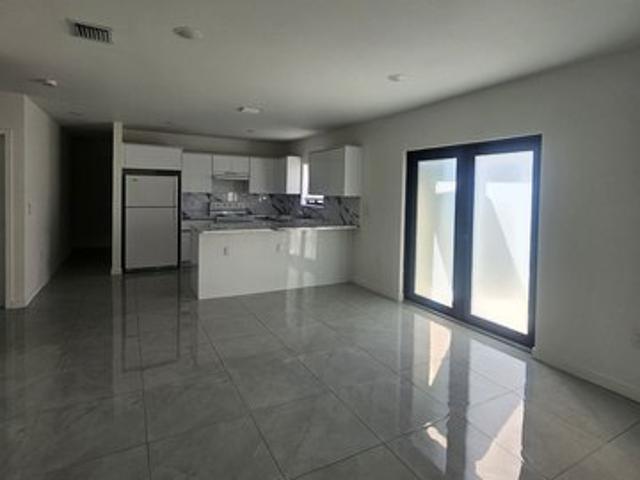 2970 NW 48th St, Miami, FL 33142