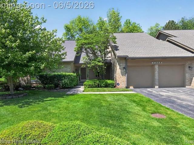29711 Nova Woods Dr, Farmington Hills, MI 48331