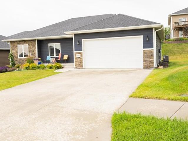 2971 Addison Cir, Sioux City, IA 51104