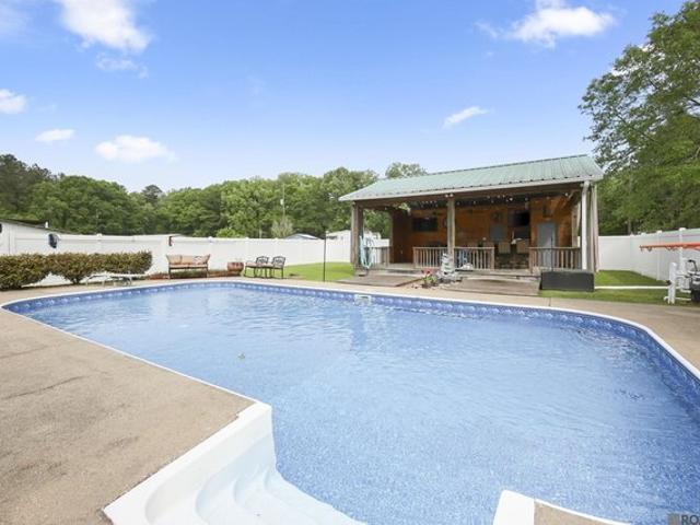 29725 Henderson Ln, Walker, LA 70785