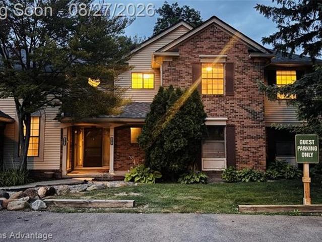 29726 Pine Ridge Cir, Farmington Hills, MI 48331
