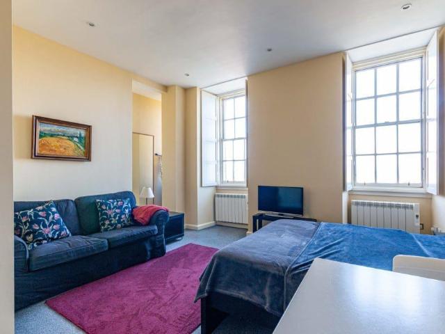 2973L North Bank Street, Edinburgh. Studio to rent £1,050 pcm £242 pw