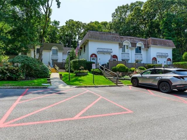 297 Brettonwoods Dr, Coram, NY 11727