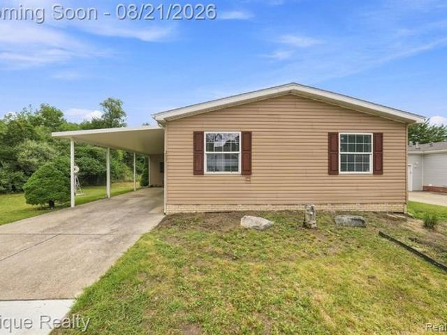 297 Dennis K Ct, White Lake, MI 48386