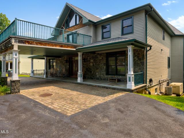 2988 Lakeshore Drive