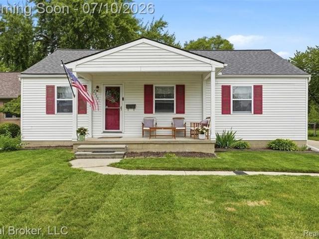 29801 Gloria St, Saint Clair Shores, MI 48082