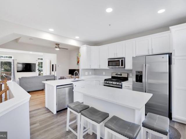 2981 Huntington Grove Sq, Alexandria, VA 22306
