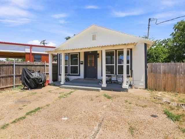 298 7th St, Honey Grove, TX 75446