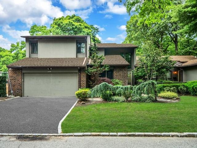 298 Vista Dr, Jericho, NY 11753