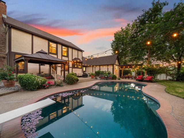 2990 Forest Hills Drive