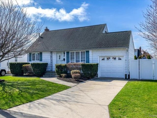 299 37th St, Lindenhurst, NY 11757