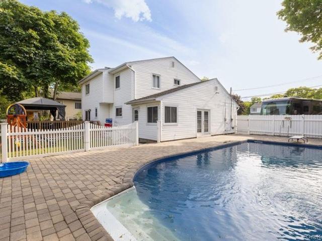 299 Mount Vernon Ave, Medford, NY 11763