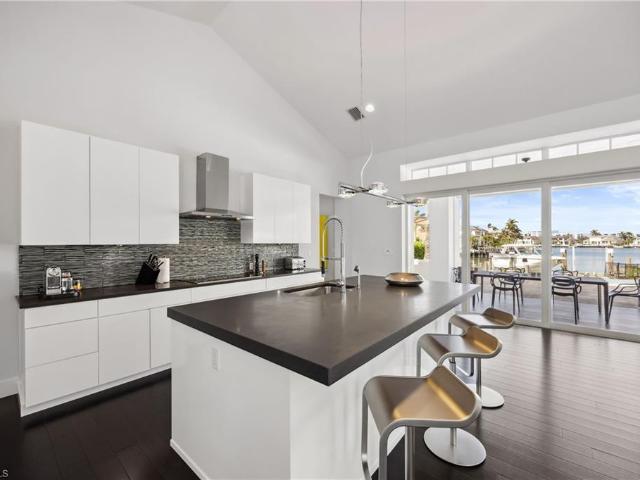 299 Mermaids Bight, Naples, FL 34103 | MLS #225078