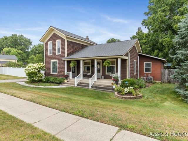 29 W Division St NE, Rockford, MI 49341