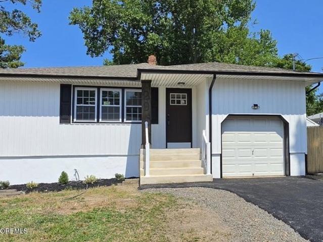 29 Wayside Dr, Keyport, NJ 07735