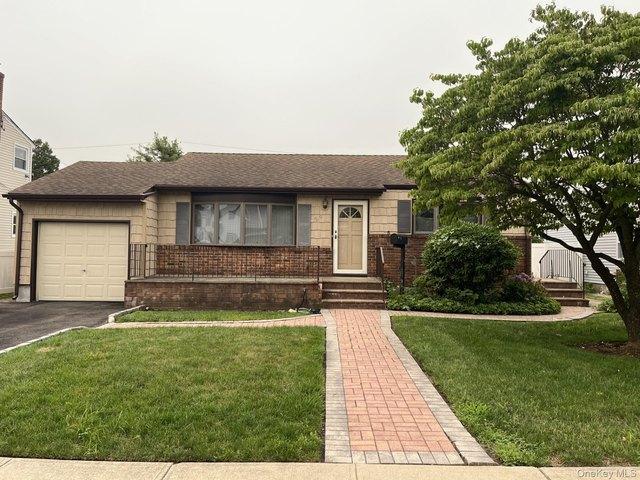 29 Westbury Ave, Plainview, NY 11803