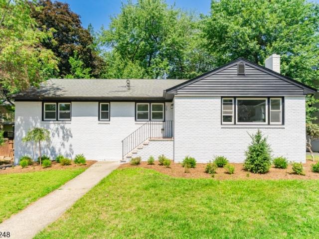 29 Woodhull Ave