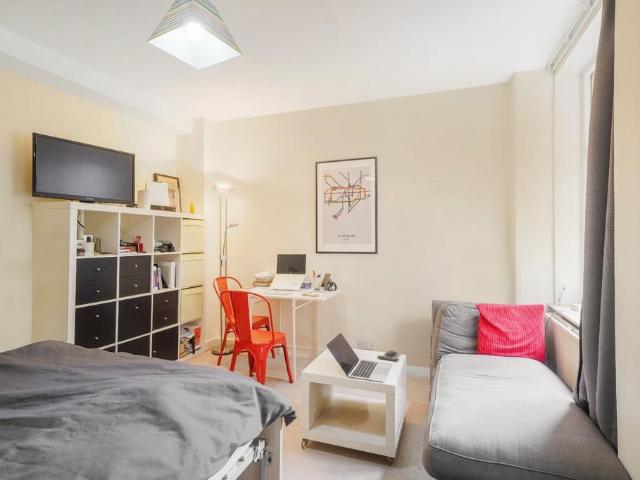 29 Abercorn Place, St John's Wood. Studio to rent £1,690 pcm £390 pw