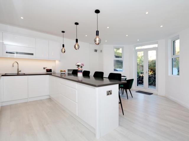 29 Adelaide Road, Surbiton KT6 2 bed apartment to rent £2,500 pcm £577 pw