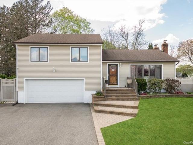 29 Audley Cir, Plainview, NY 11803