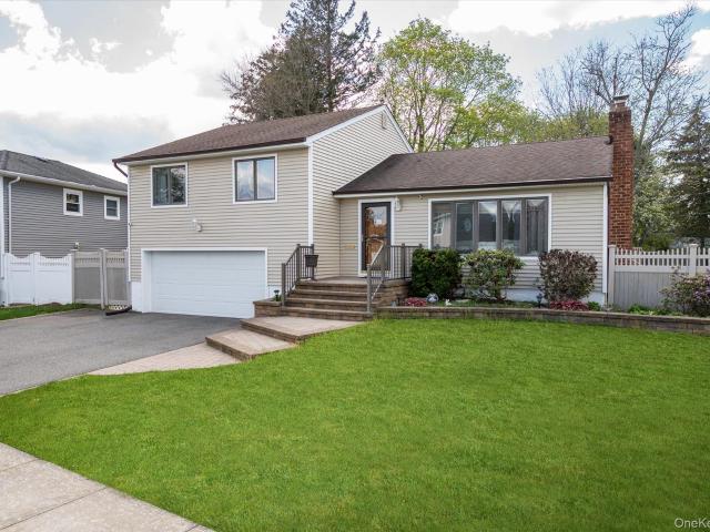 29 Audley Cir, Plainview, NY 11803 | MLS #989945 | Compass