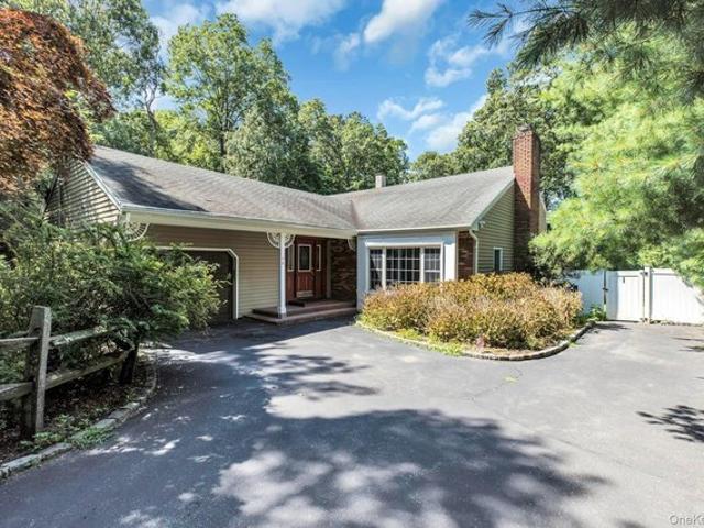 29 Columbine Ave N, Hampton Bays, NY 11946