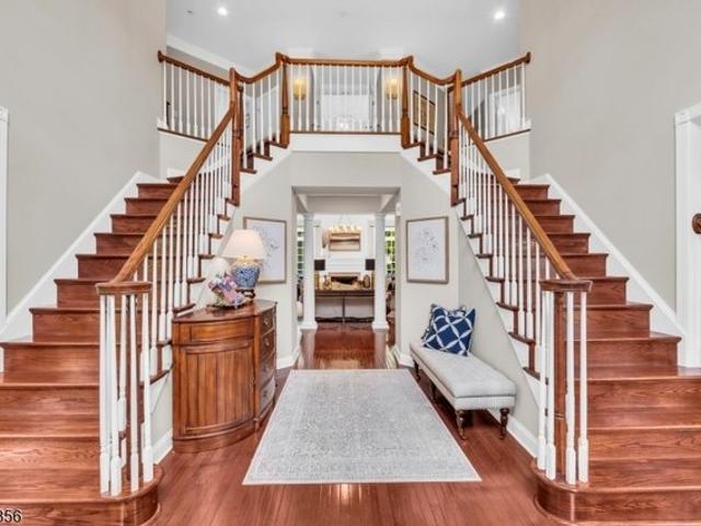 29 Crown View Ct, Sparta, NJ 07871