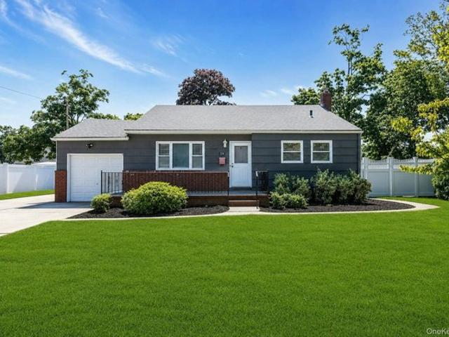 29 Edgewater Ave, Bayport, NY 11705