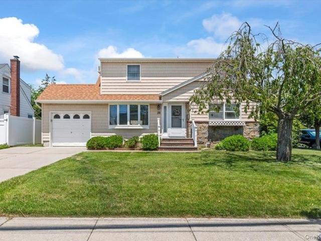 29 Edward St, Bethpage, NY 11714
