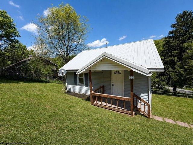 29 F St, Booth, WV 26501