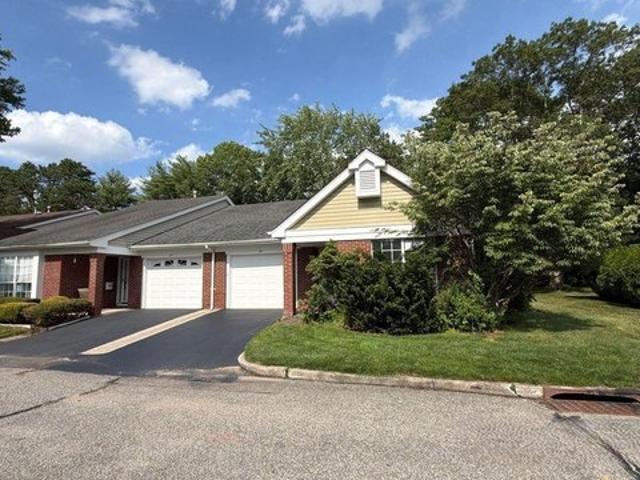 29 Glen Dr, Ridge, NY 11961