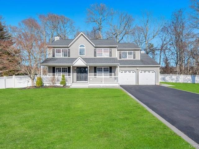 29 Harwood Way, Coram, NY 11727