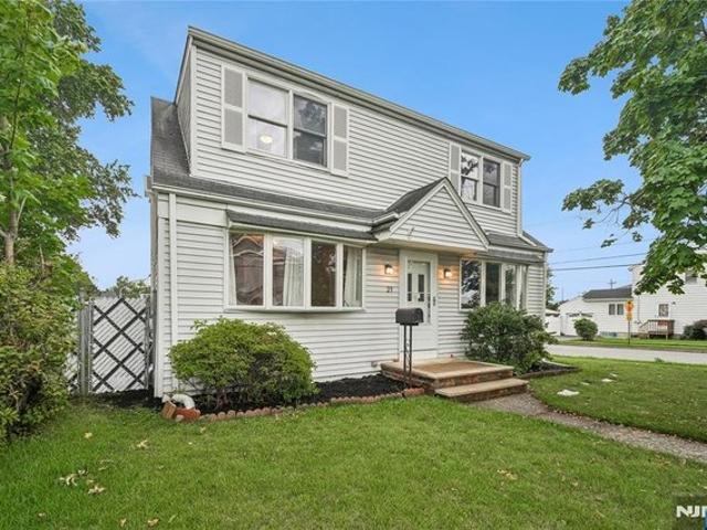 29 Henry St, Elmwood Park, NJ 07407