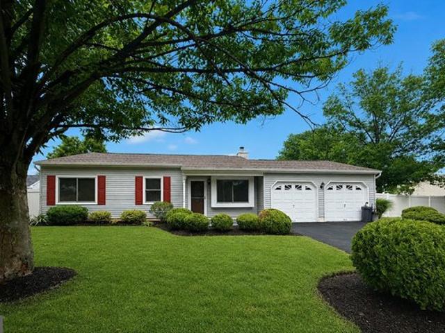 29 Hedgerow Dr, Fairless Hills, PA 19030