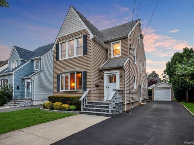 29 Jackson Rd, Valley Stream, NY 11581
