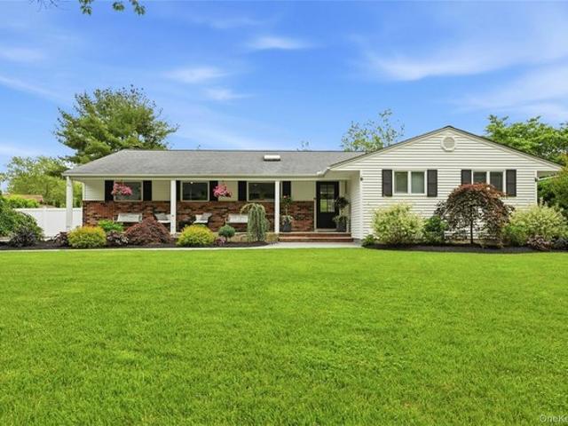 29 Kirkland Dr, Greenlawn, NY 11740