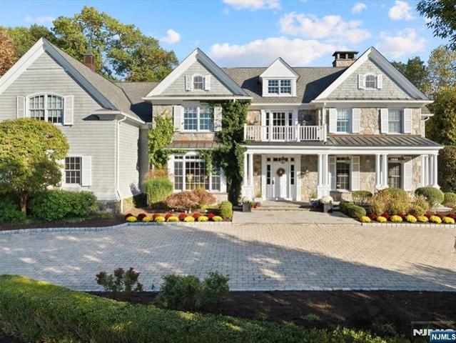 29 McGrath Dr, Cresskill, NJ 07626