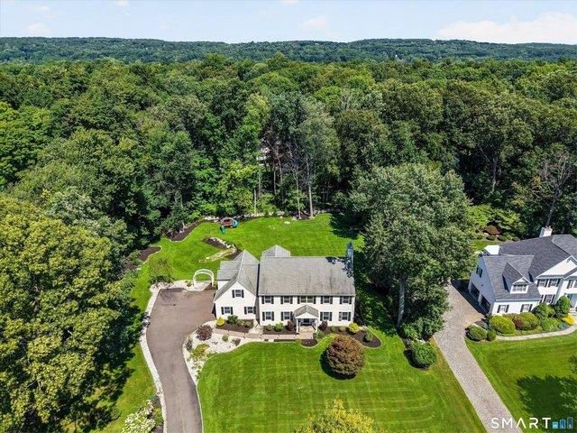 29 Maplewood Dr, Danbury, CT 06811