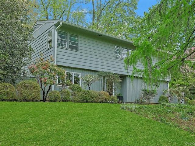 29 Maplewood Way, Pleasantville, NY 10570